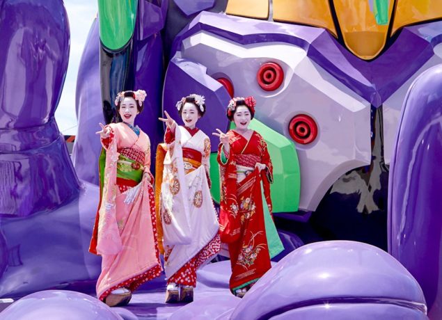 Life-Size Evangelion Replica In Kyoto Lets Fans Climb Onto Its Palm