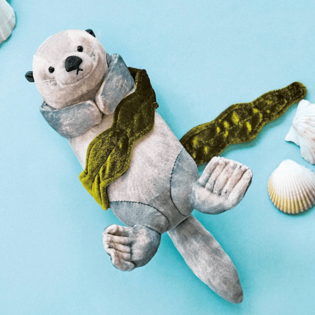 Felissimo’s Sea Otter Pouch Has Magnetic Paws For Them To Hold Hands