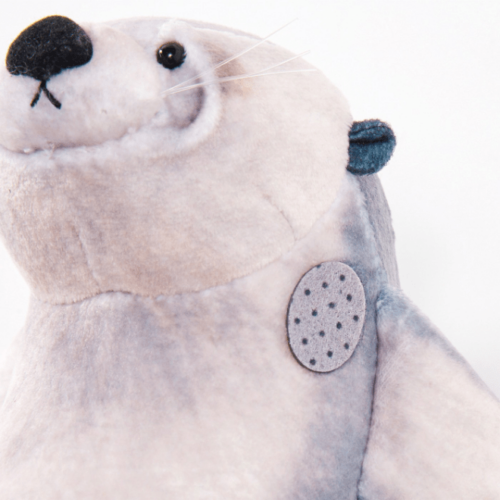 Felissimo’s Sea Otter Pouch Has Magnetic Paws For Them To Hold Hands