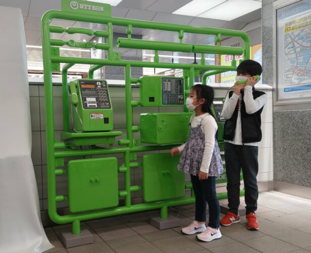 Life-sized Plastic Model Pay Phones Installed In Shizuoka