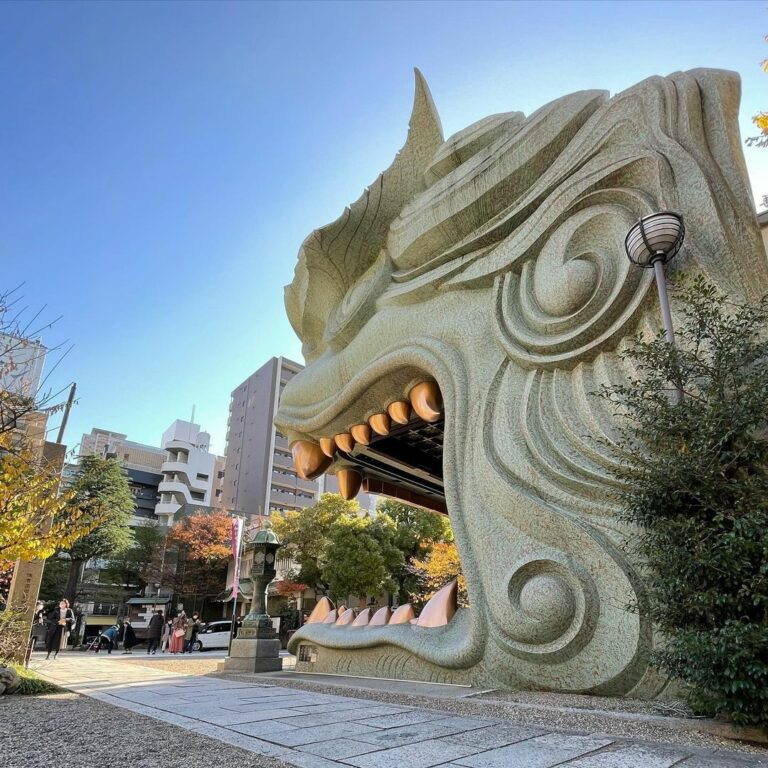 Namba Yasaka Jinja: Imposing Lion Head Shrine That Eats Up Evil Spirits