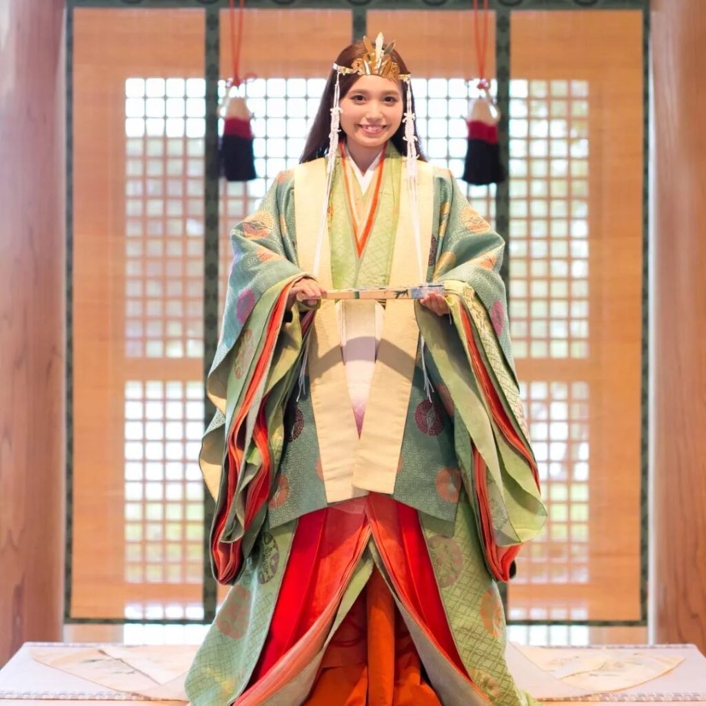 Itsukinomiya Hall: Don 12-Layered Kimono & Lead The Royal Life