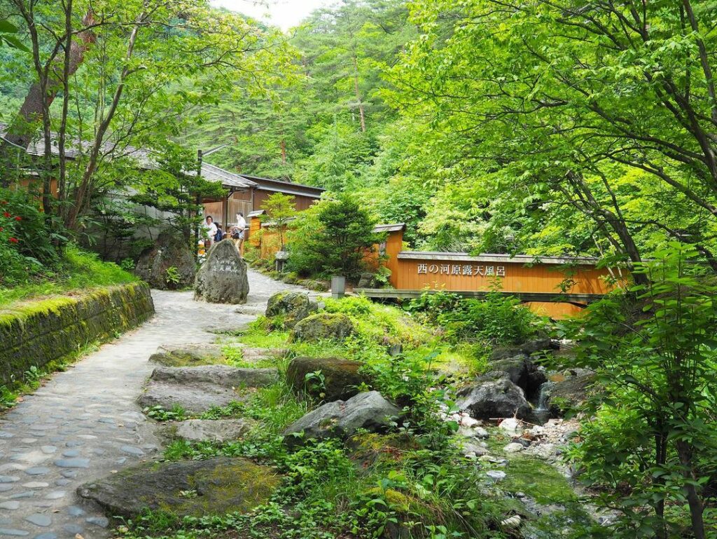 8 Onsen In Japan With Fall Foliage Views To Soak Your Stress Away
